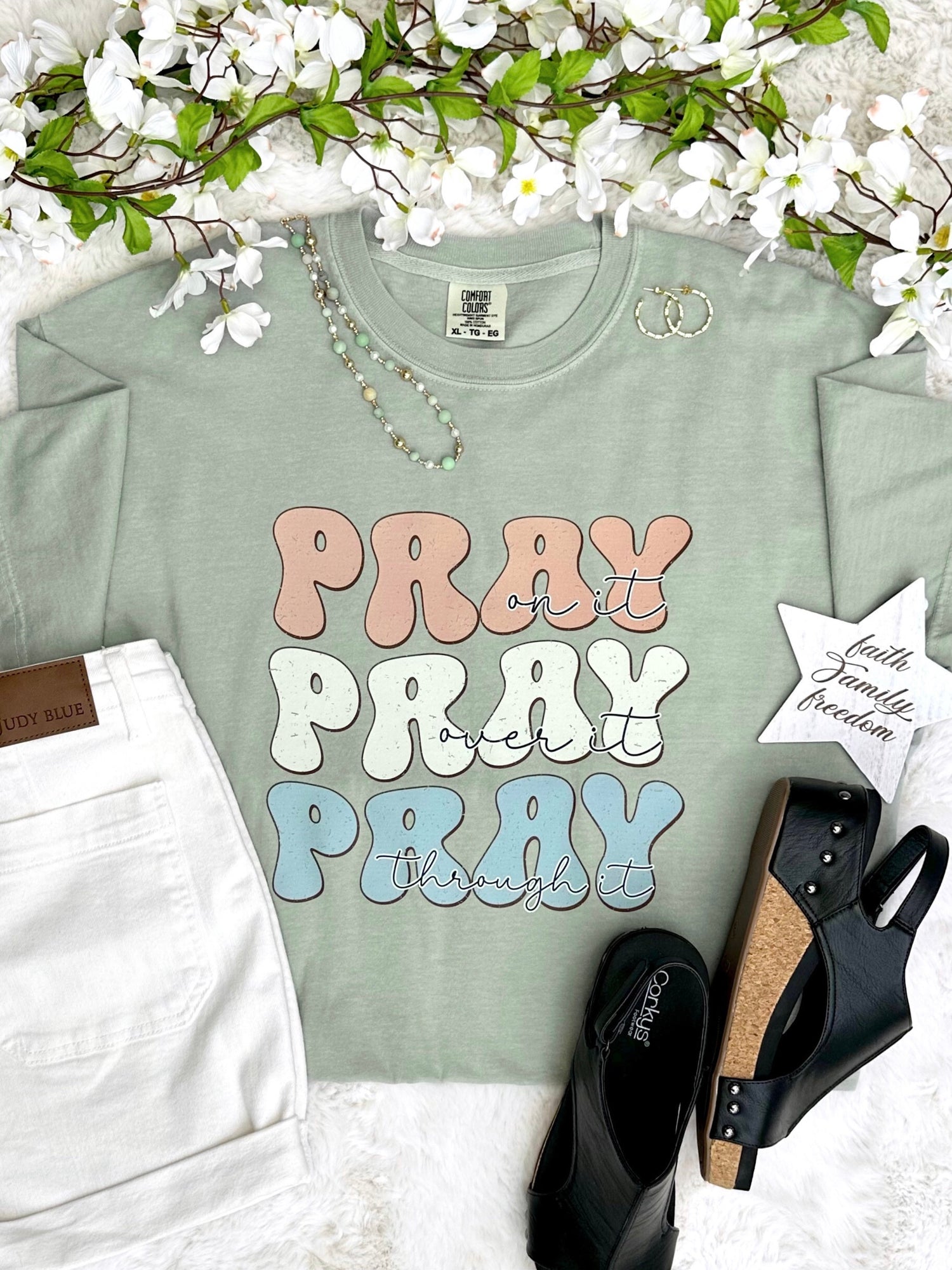 Pray Pray Pray Graphic Tee – Mint Pineapple Boutique